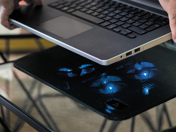 Base para Laptop Acteck para Laptops de hasta 17", con 4 ventiladores.