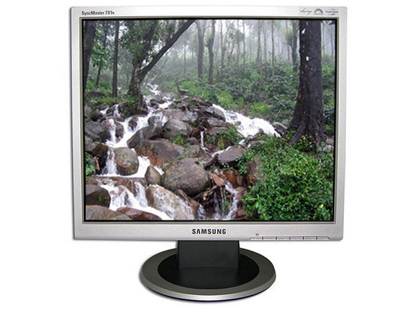 Monitor LCD Samsung SyncMaster 701N de 17Pulg. Color Negro-Plata.